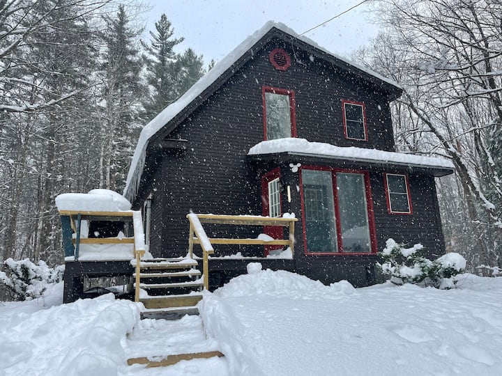 Plush Vermont Ski + Summer Chalet In A Great Spot - 자메이카