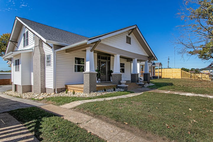 New! 4.5 Bedroom Home + Deck >3 Min To Downtown - Knoxville, TN