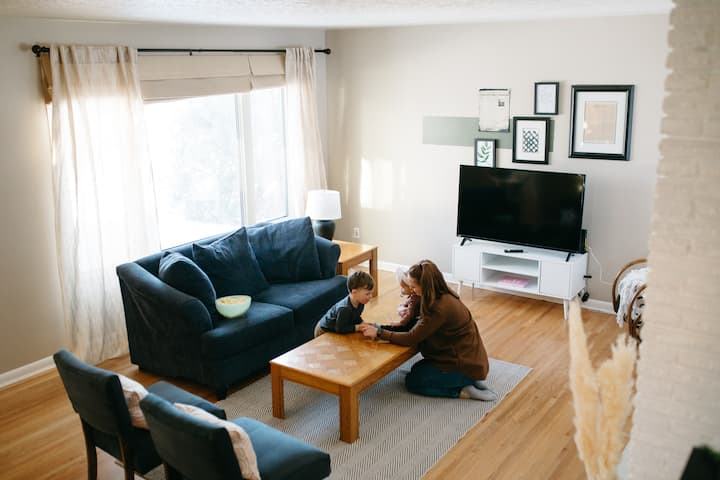 *Hot Tub*3 Bd Near Uofs And 8th St. Kid Friendly - Saskatoon