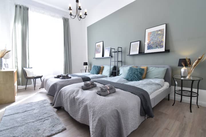 Sunny, Refurbished 4-bedroom Flat - Budapest