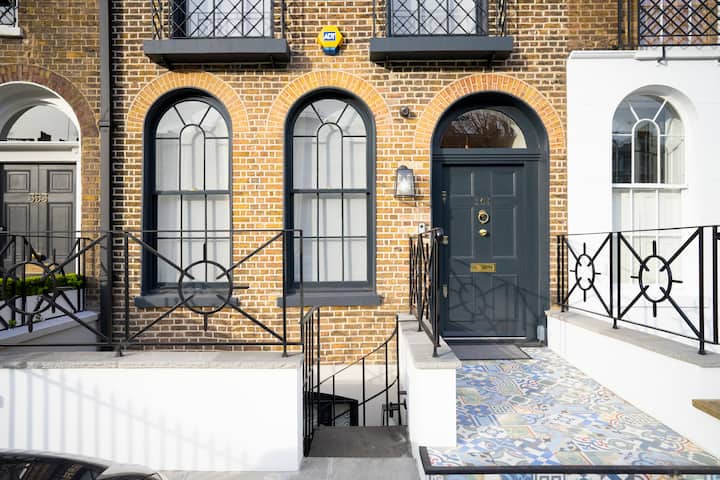 Spacious Modern Studio Flat With Free Parking - London