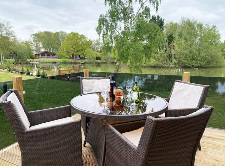 Delightful 2 Bedroom Log Cabin With Hot Tub - Woodhall Spa