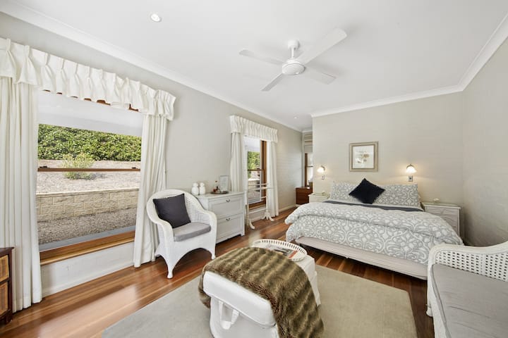 French Provincial Superior King Room, Thistle Hill - Pokolbin