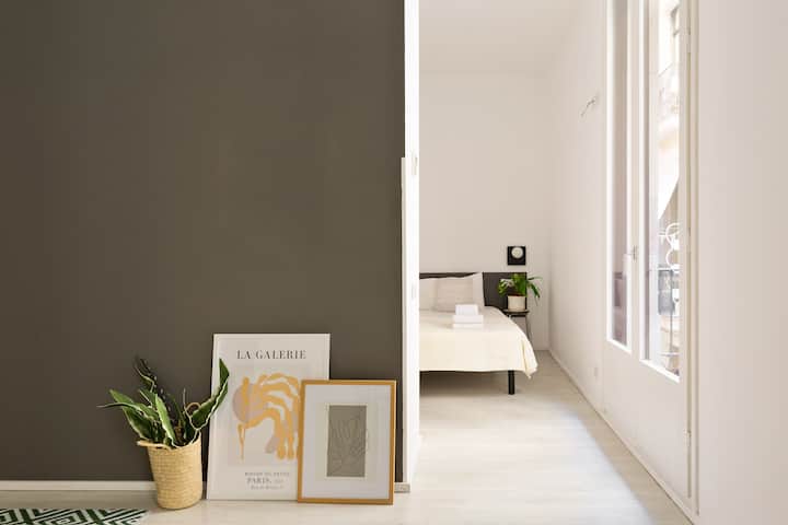 Bright Apart. For 2 In The Gothic Quarter - Barcelona