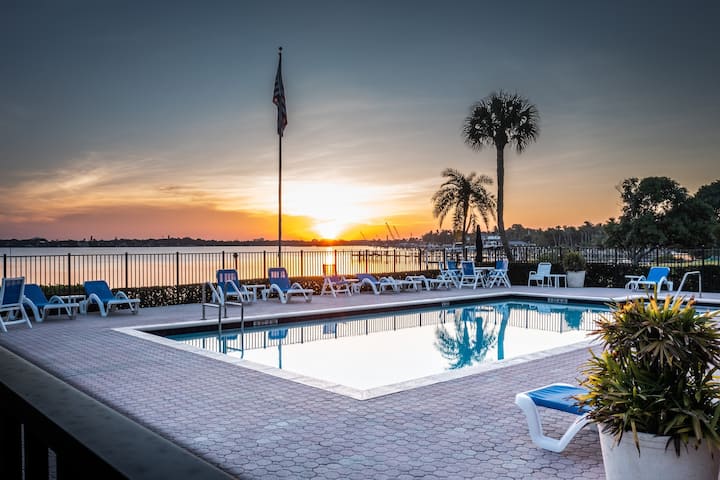 Bright & Modern 2 Bedroom Townhome Riverfront Pool - Jupiter, FL