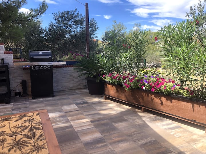 Milna Beach Apt With Beautiful Outside Patio Area - Milna