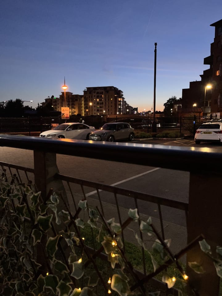 The Little Yorkshire Canal Side Flat - Leeds
