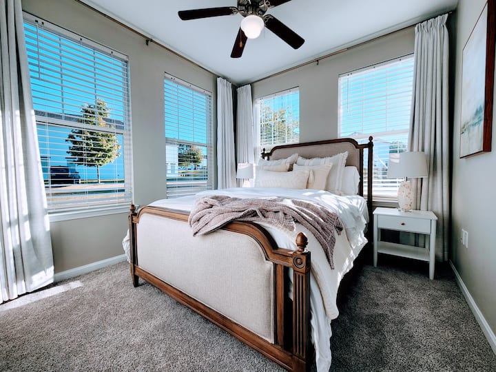 Comfortable Luxury~2mi To Square! Fall Dates Avail - Oxford