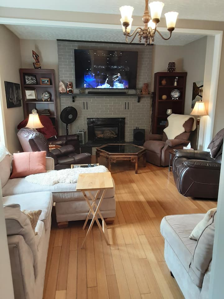 Cheerful And Cozy Wick House - Goderich