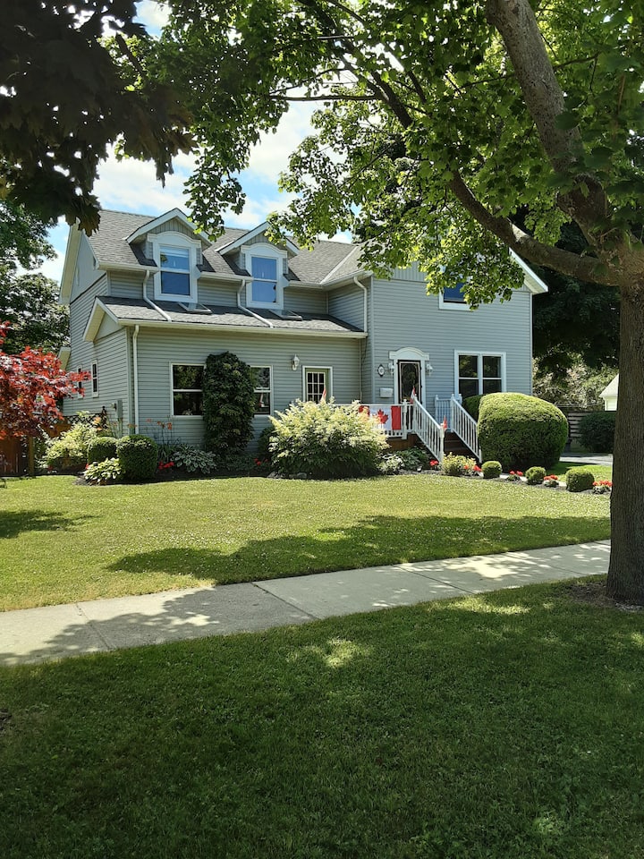 Cheerful And Cozy Wick House - Goderich
