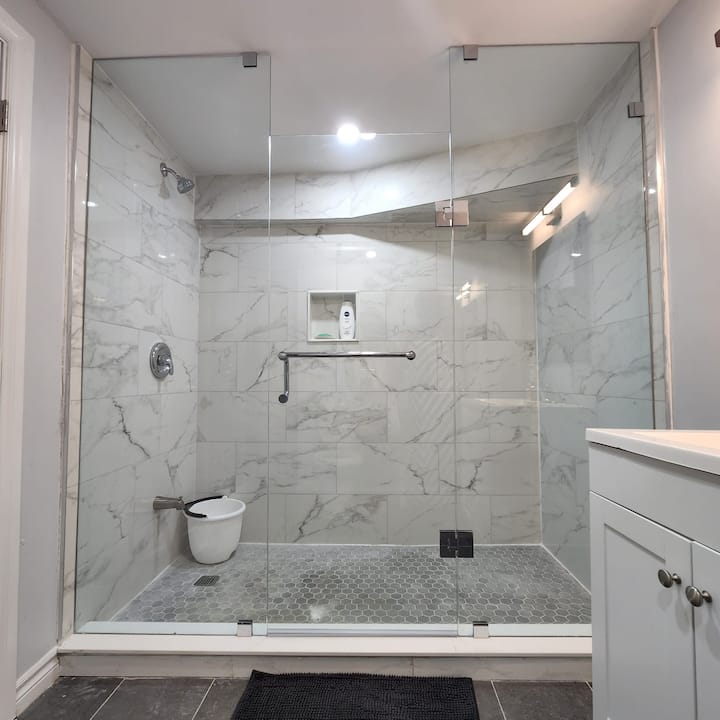 Chic Basement Stay | Private Room+shared Comforts - Barrie