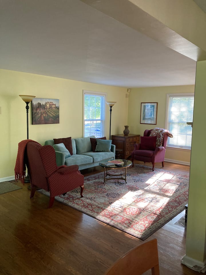 Cheery New England Style Home Near Lake Michigan - Kenosha, WI