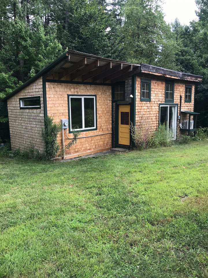 Cozy Apothecary Cabin Sanctuary - Brattleboro, VT