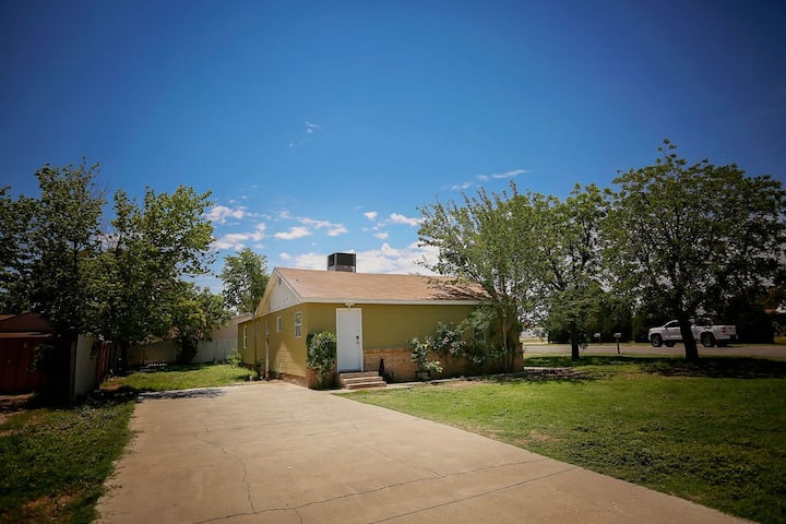 Tranquil Rustic Quiet Family Home - Carlsbad, NM
