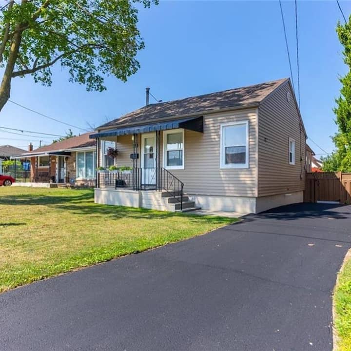 Beautiful Bungalow In Heart Of Hamilton. - Hamilton, ON, Canada