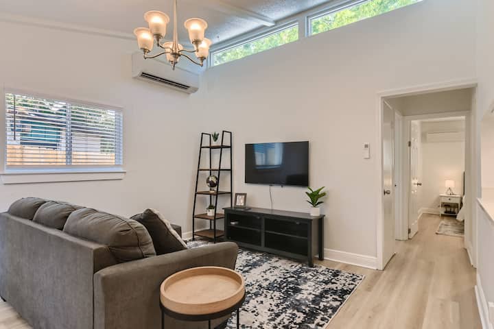 East Austin Home That's Pet Friendly W/ W/d Onsite - Austin, TX
