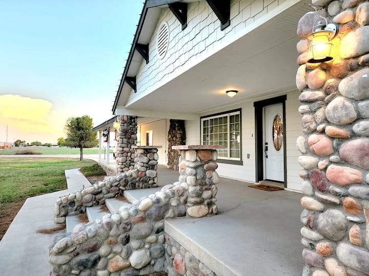 Farmhouse On 2 Acres With Large Pine Trees - 巴克艾