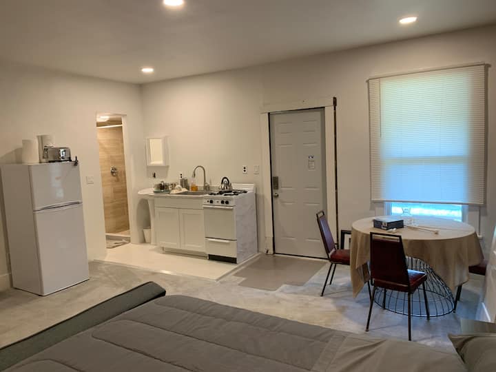 Studio Suite Near Cat, Osf And Carle Hospital. - Peoria, IL