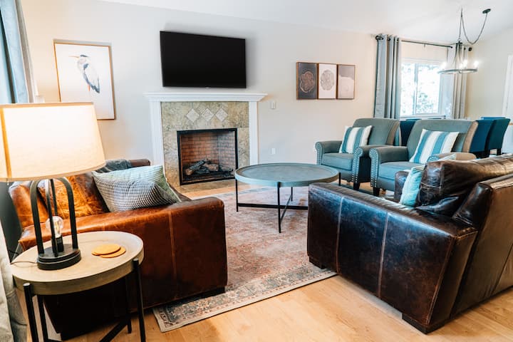 Upscale Home With Hot Tub & Backyard Oasis - Bend, OR