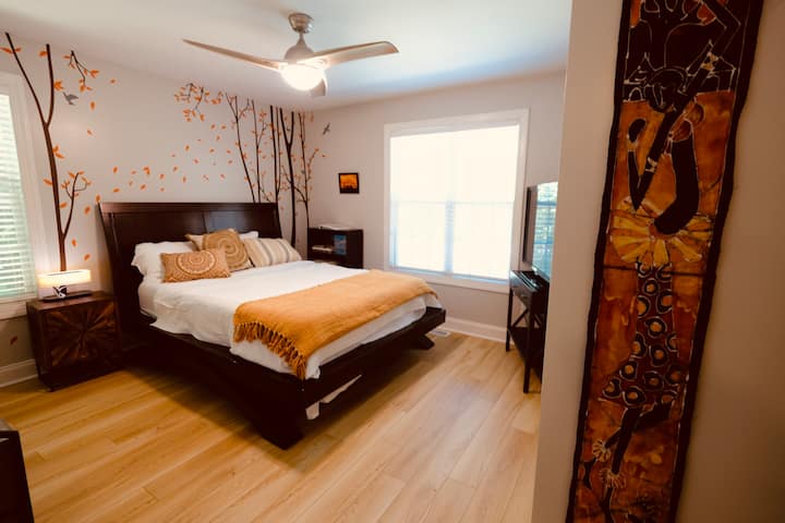 Artsy Private Master & Bath Near Downtown Raleigh - Raleigh, NC
