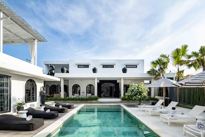 Luxury Tropicale 5br Villa By Buttonscarves - Denpasar