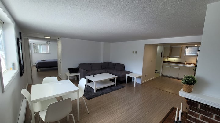 Large Central Lonsdale Suite. - North Vancouver