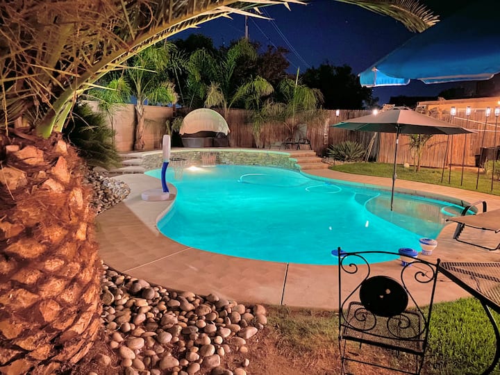 Casa Bella 3 Bedroom 2 Bathrooms Home & Pool - Bakersfield