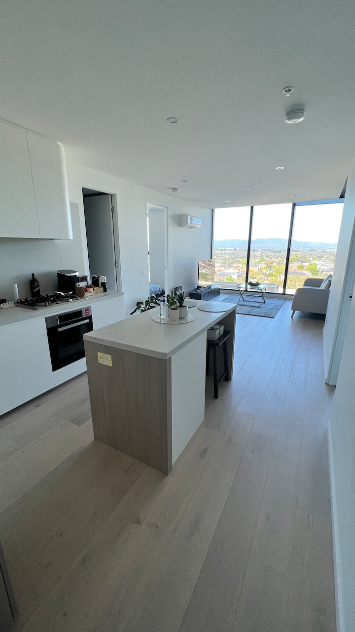2 Bedroom 2 Bath Apartment - Views, Shopping, Pool - Mitcham