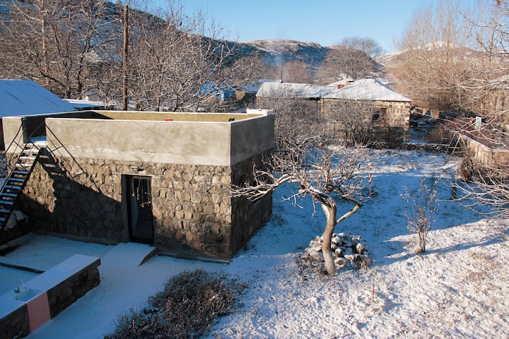 Zove Rural Cottage With Garden Views - Armenia