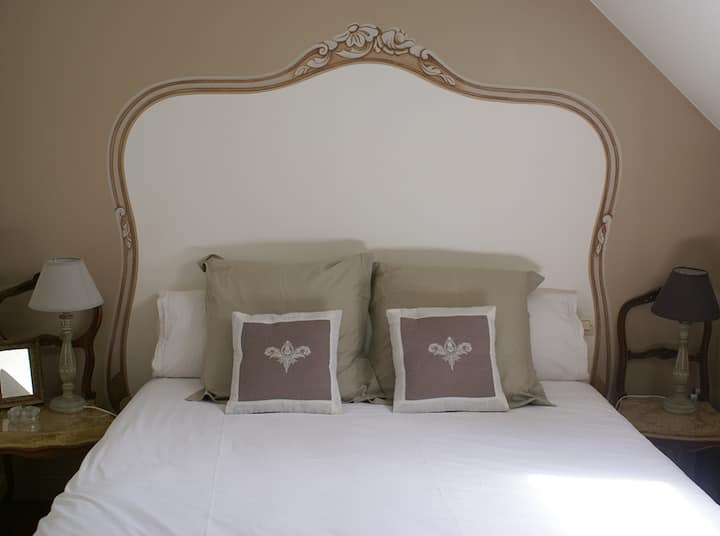 "Aux Fenêtres Du Château" En Bord De Seine - Les Andelys