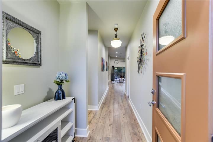 Contemporary  3b/2b W Amazing Yard, Near Lake! - Lago Vista, TX