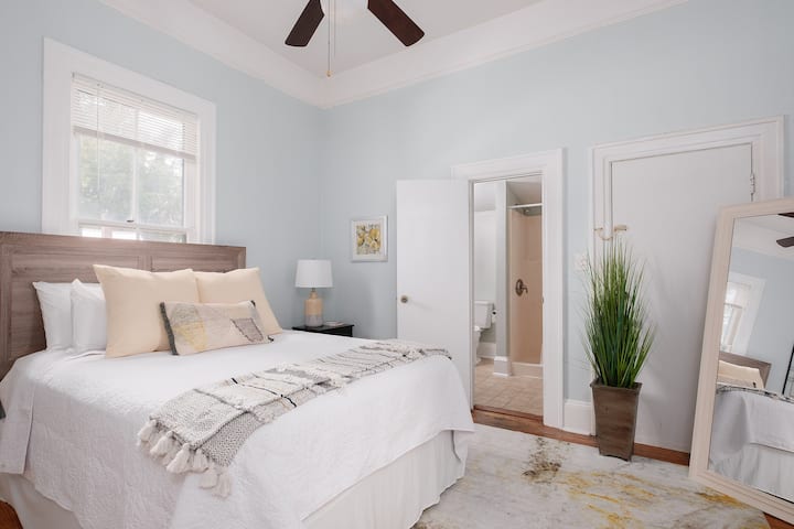 Downtown 2 Br/ 2 Baths- Close To Uf/ Restaurants! - Gainesville, FL