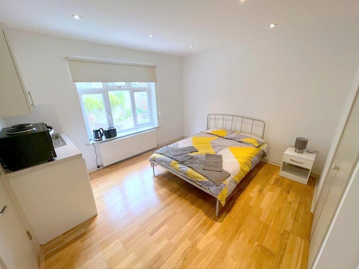 Studio (Double) In Sutton - Epsom