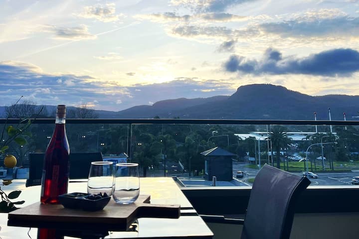 Dual-level 2-bedroom Dog Friendly Apartment - Wollongong