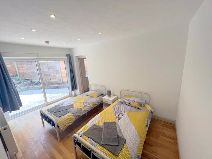 Studio (Twin) In Central Sutton - Epsom