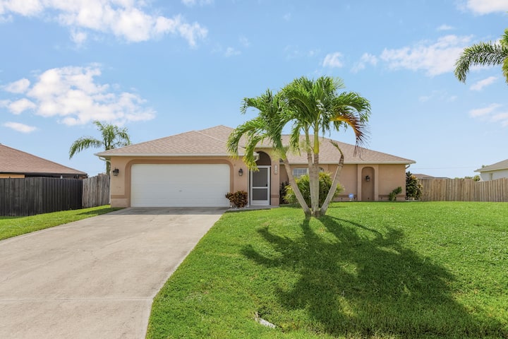 Game Room! Large Pool + Privacy Fence! - 케이프코럴