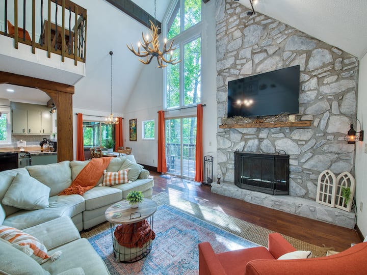 Ultimate Mountain Hideaway: Modern Lodge-like Cabin With Fire Pit & Hot Tub! - Maggie Valley, NC