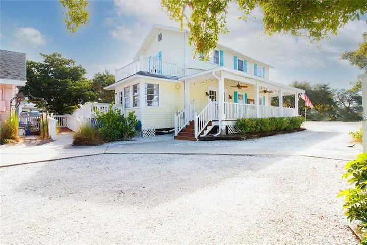 Serenity Flat Downtown - Dunedin, FL