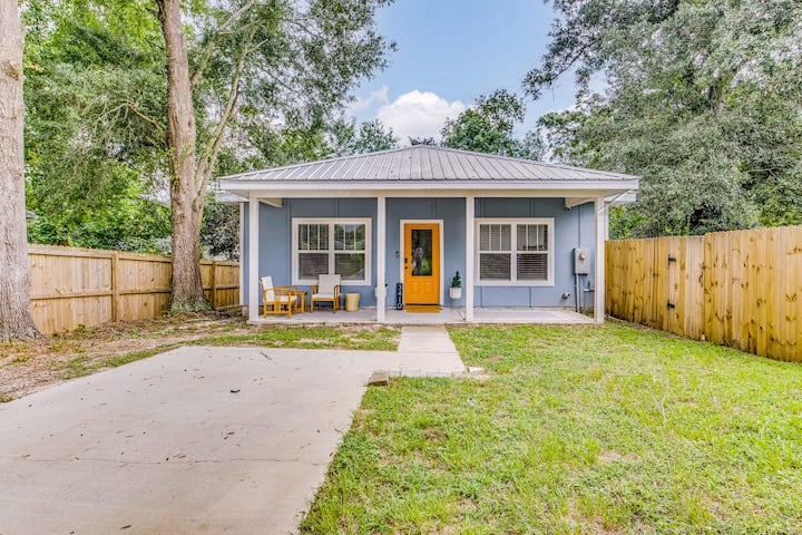 Blue Bungalow ~ Cozy East Hill Convenience - Pensacola, FL