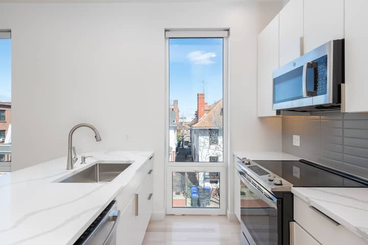 Sunny 2-bedroom Cityscape Located In The Square - Providence, RI