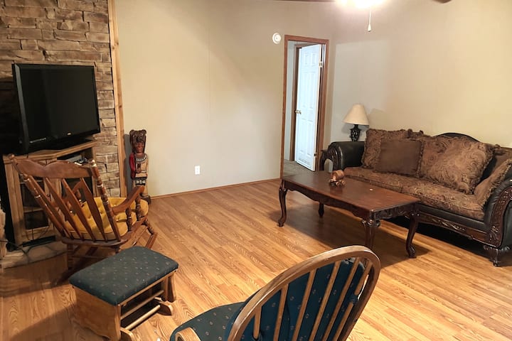 Charming 4-bedroom Riverfront Home - Lake Altus-Lugert, OK