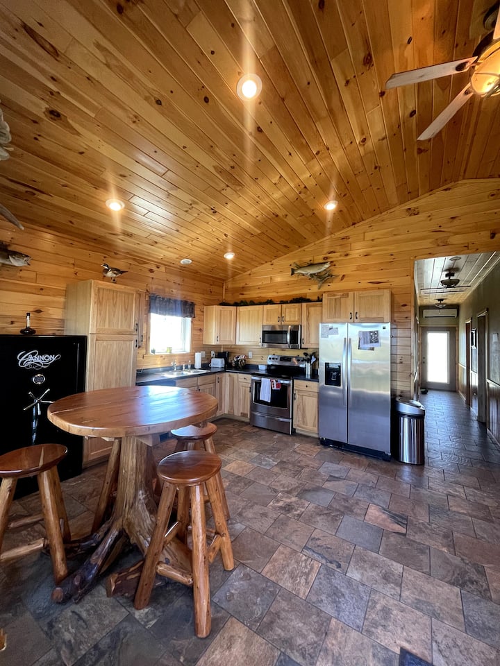 6-beds, Parking, Lake Access, Kitchen, Living Room - Devils Lake, ND