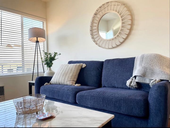 Lovely Beverly Hills Adjacent Top Floor 1 Bedroom! - Beverly Hills, CA