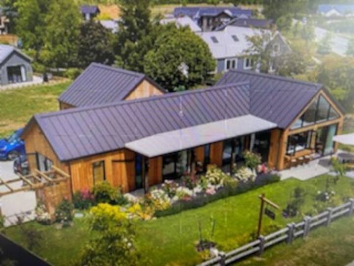 Modern 3 Bedroom Home With Spa And Mountain Views - Arrowtown