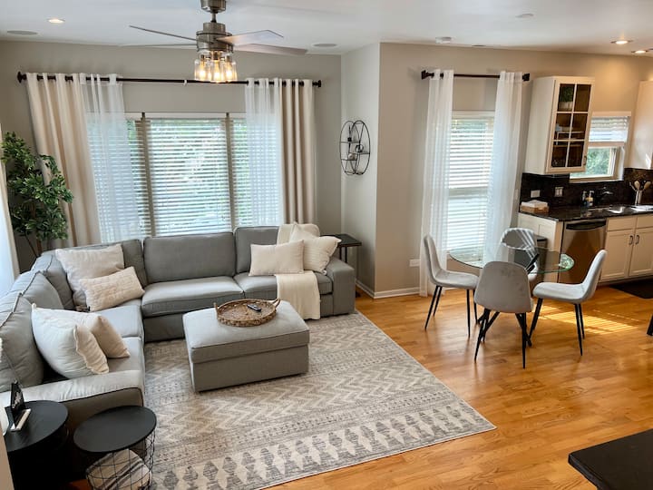 Cozy & Bright Townhome Near O’hare -Self Check In- - Chicago, IL