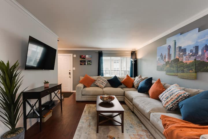 The Uptown Dallas Suite, A Deluxe Condo! - Dallas, TX