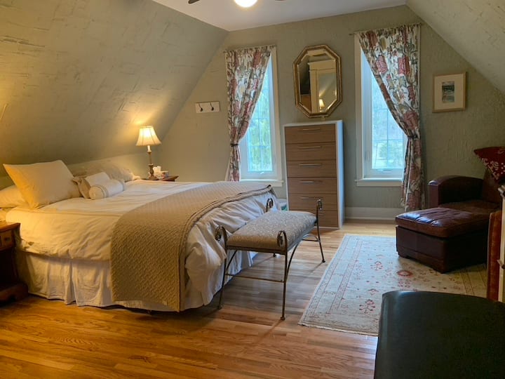 Welcome To The River House-queen Bedroom - Thornbury
