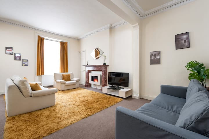 Large City Apartment With Parking In A Quiet Area -