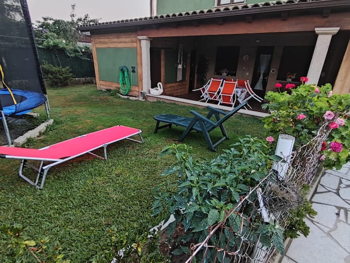 Planta Baja De Casa Con Jardín Y Porche - Vigo