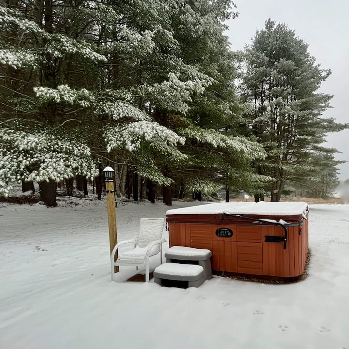 Hot Tub, Killington 15 Min Drive, 3 Beds 1 Bath - Rutland, VT